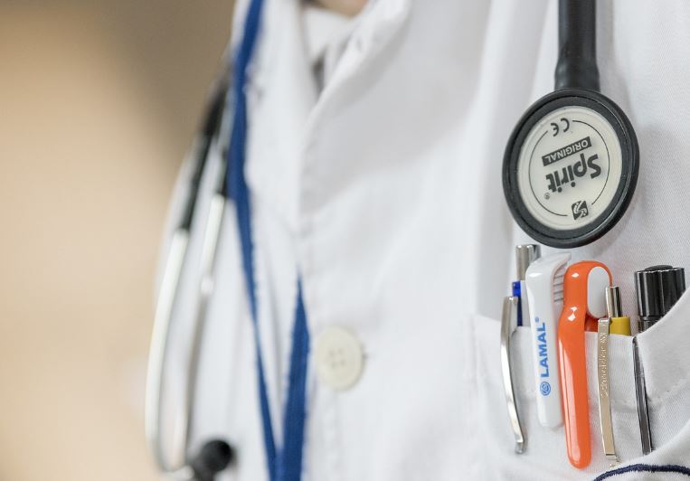 Dream about a doctor: 5 main meanings explained – Dream Judgment